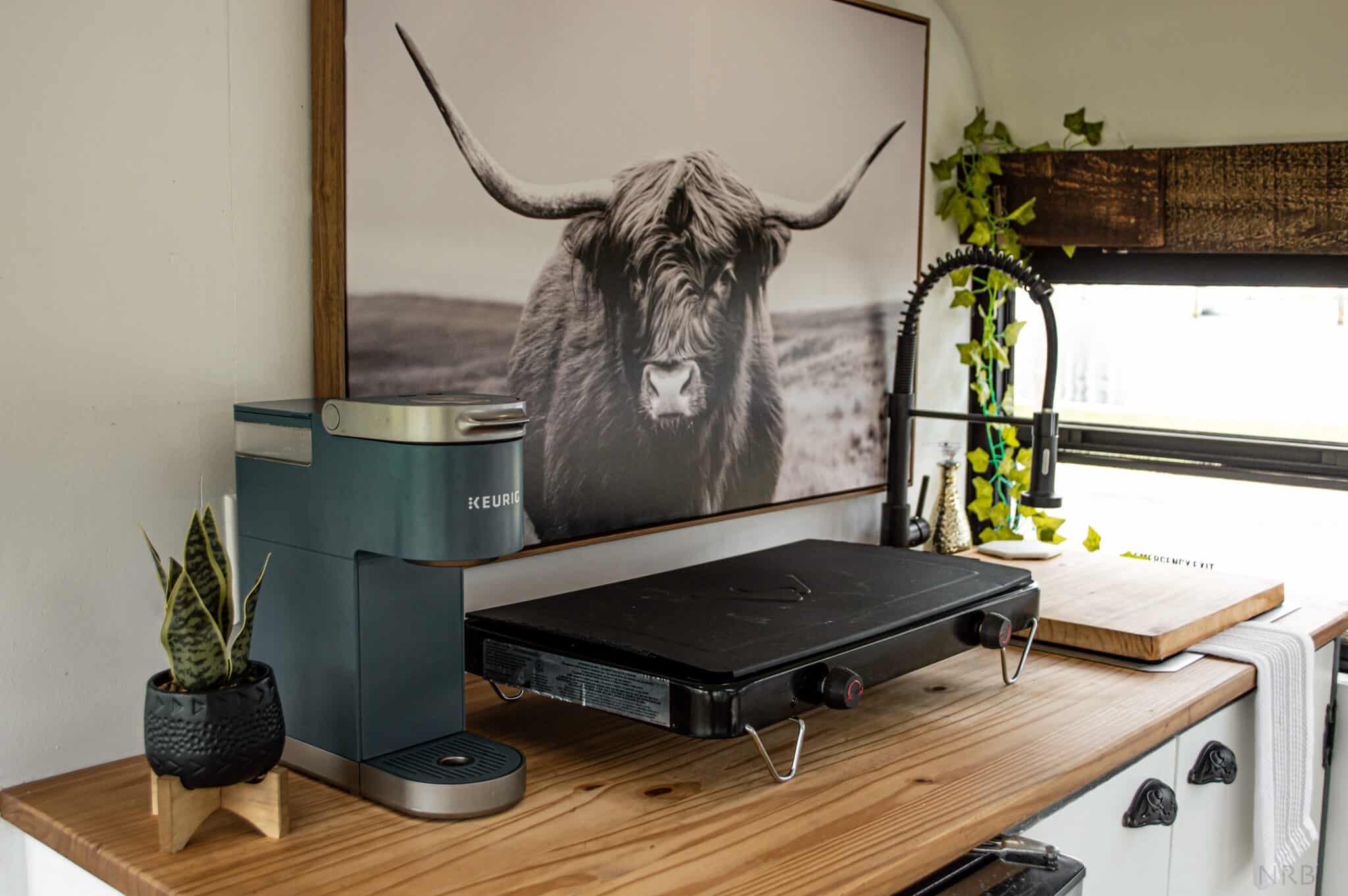 Hilly – Fully Converted Off-Grid Skoolie - Vanlife Trader