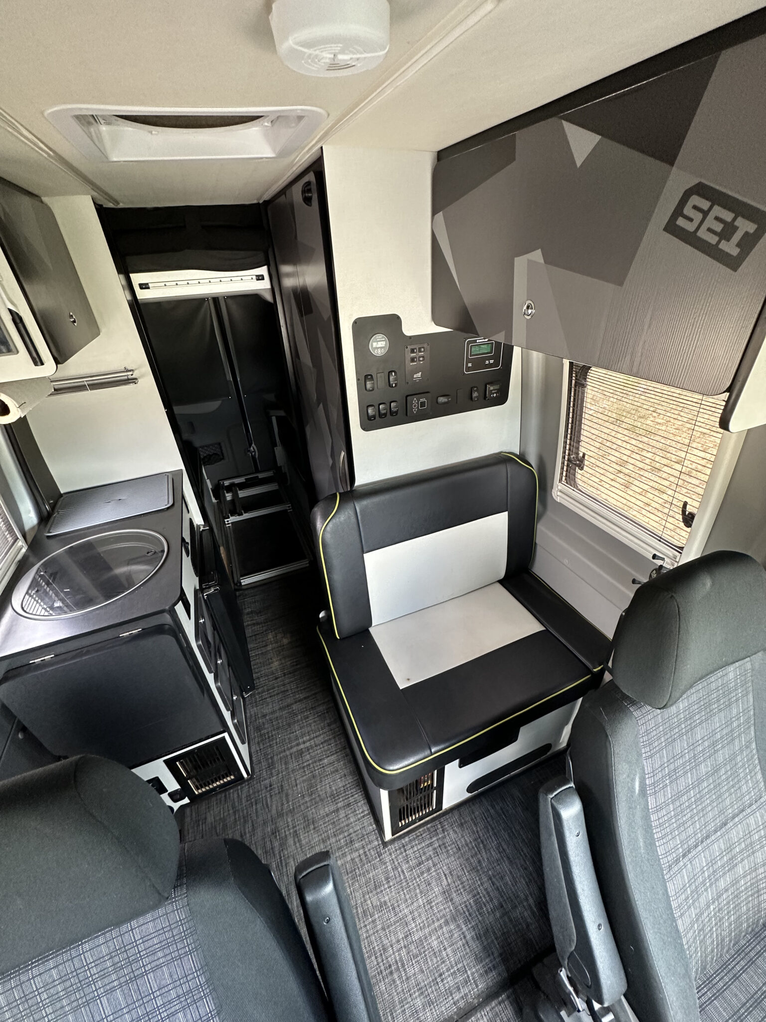 2019 Winnebago Revel – Mercedes Sprinter 4×4 - Vanlife Trader