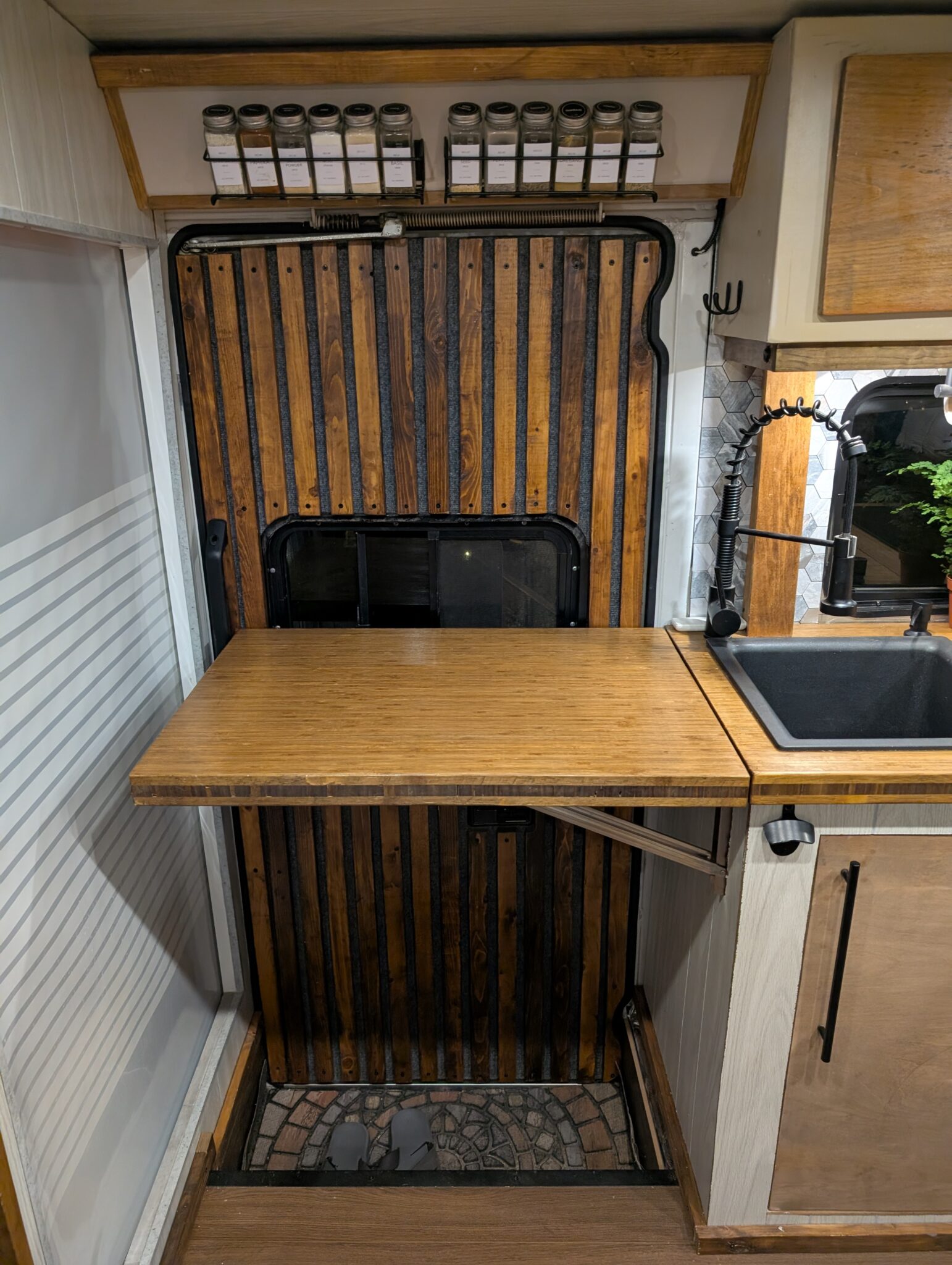 MOOSE: Luxury, Stealth Vanbulance | 95 Ford E-350 7.3L PowerStroke ...