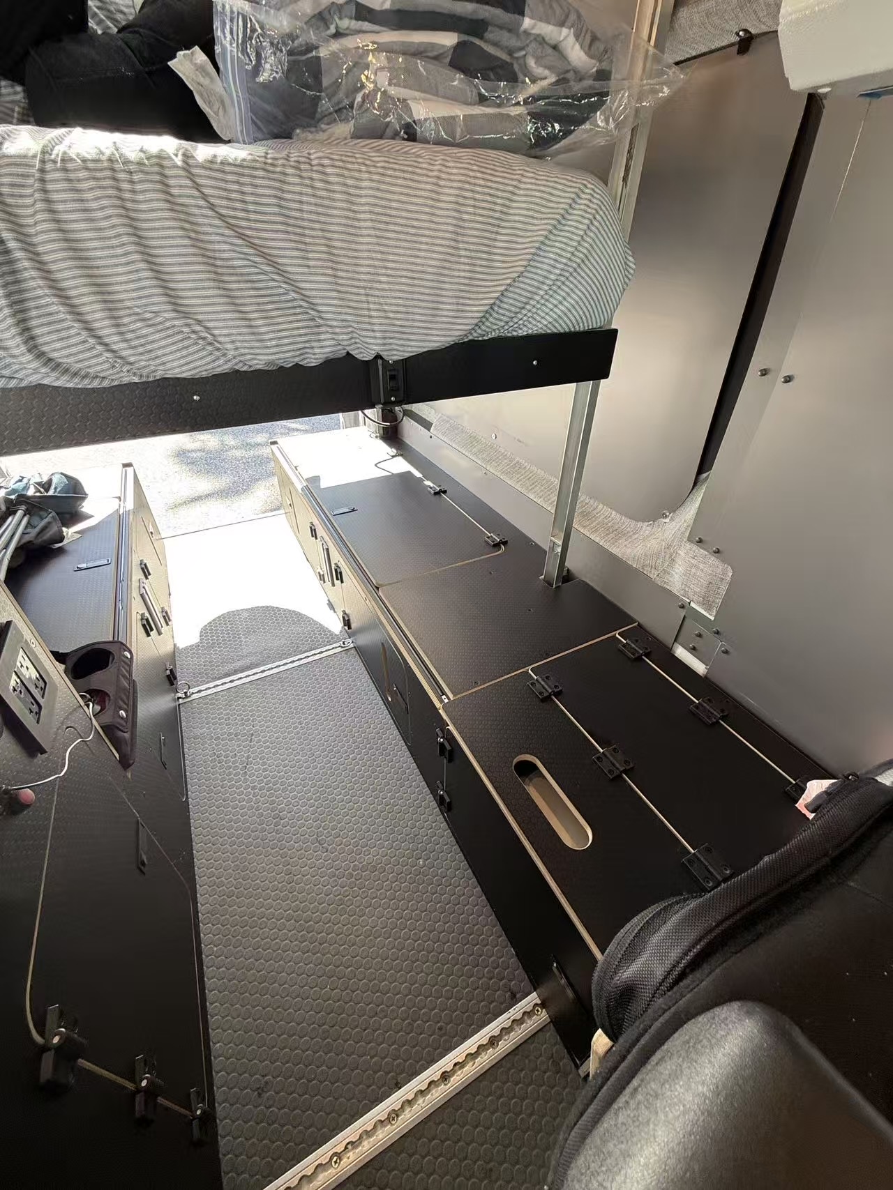 Ford Transit 10Kwh+400w Solar 18g clear+18g gray, motorized lift bed ...