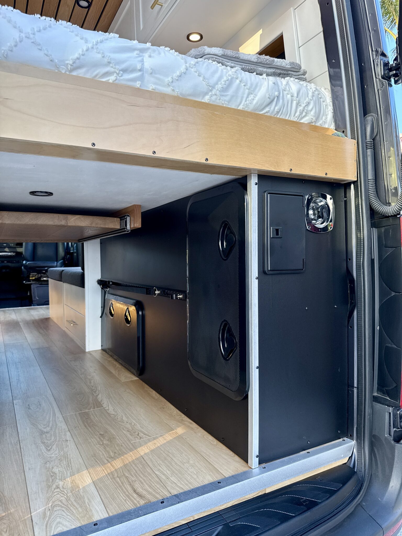 Mercedes Sprinter 170″ 4×4 Diesel | Luxury Off-Grid Camper Van ...